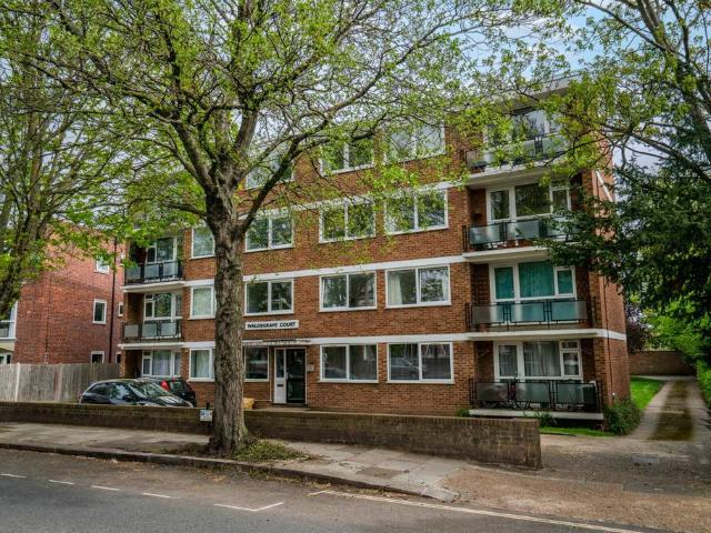 3 bedroom flat for sale