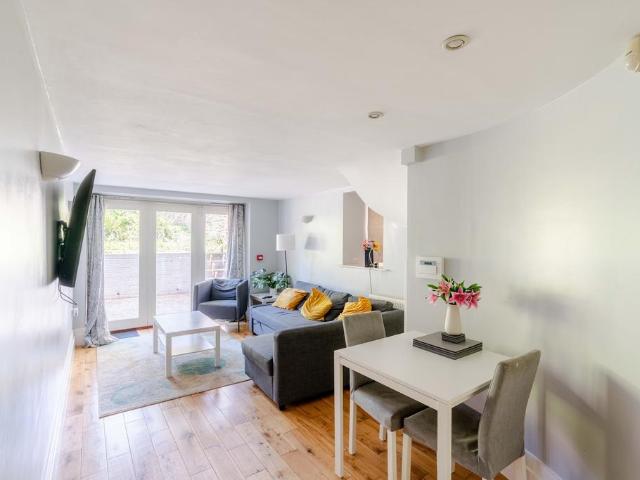 3 bedroom flat for sale