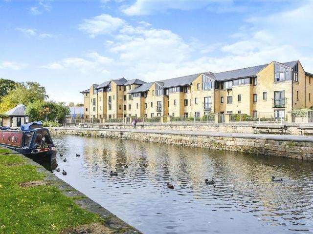 3 bedroom flat for sale