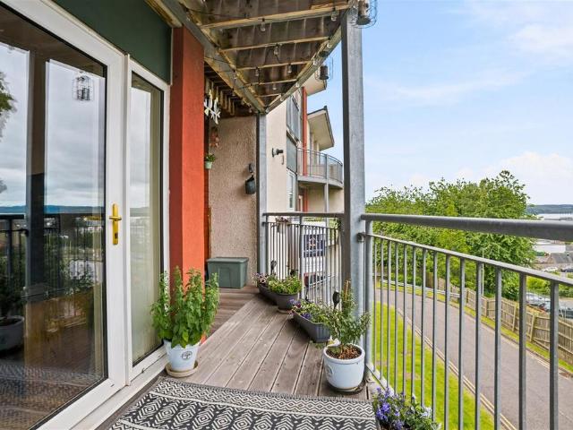 3 bedroom flat for sale
