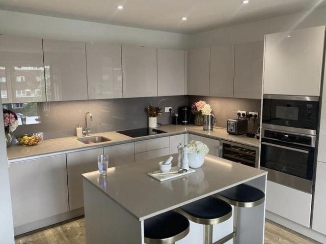 3 bedroom flat for sale