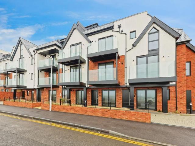 3 bedroom flat for sale