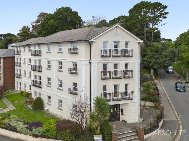 3 bedroom flat for sale