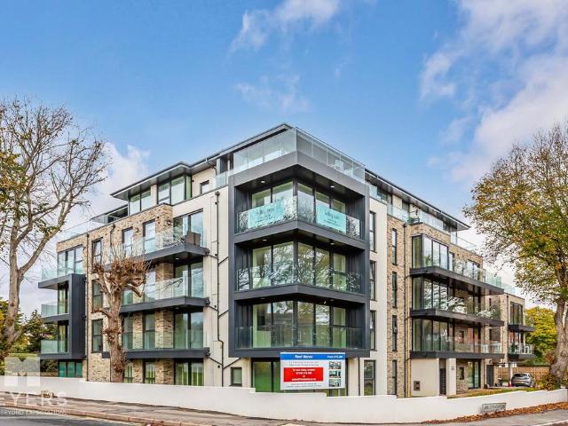 3 bedroom flat for sale
