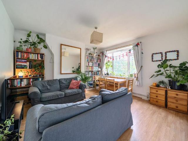 3 bedroom flat for sale