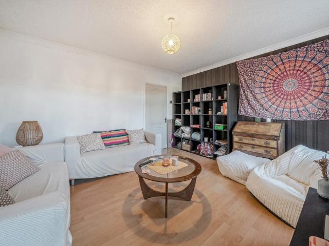 3 bedroom flat for sale