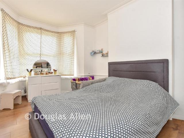3 bedroom flat for sale