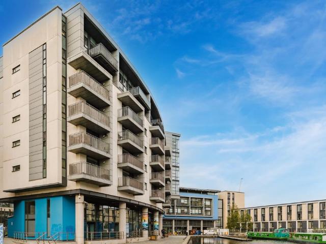 3 bedroom flat for sale