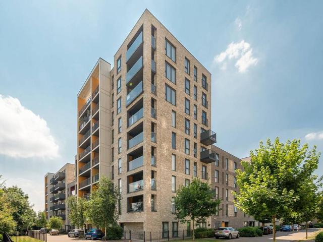3 bedroom flat for sale