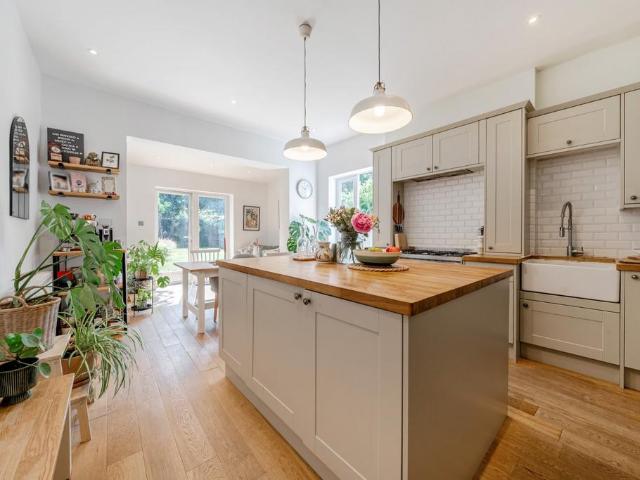3 bedroom flat for sale