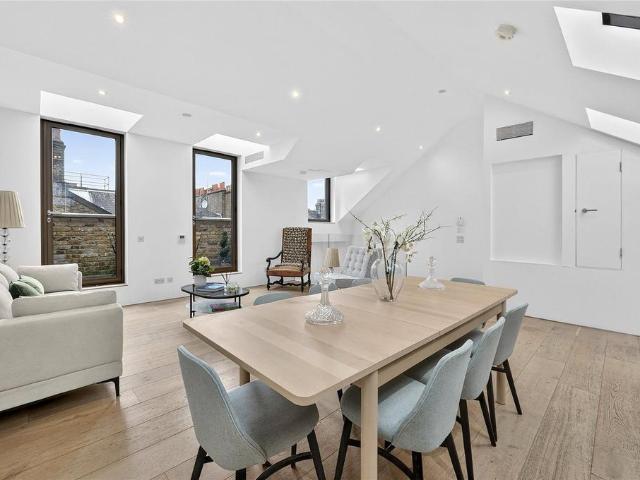 3 bedroom flat for sale