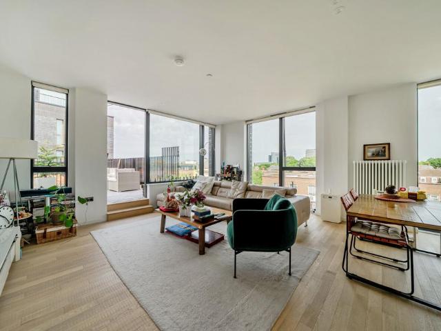 3 bedroom flat for sale