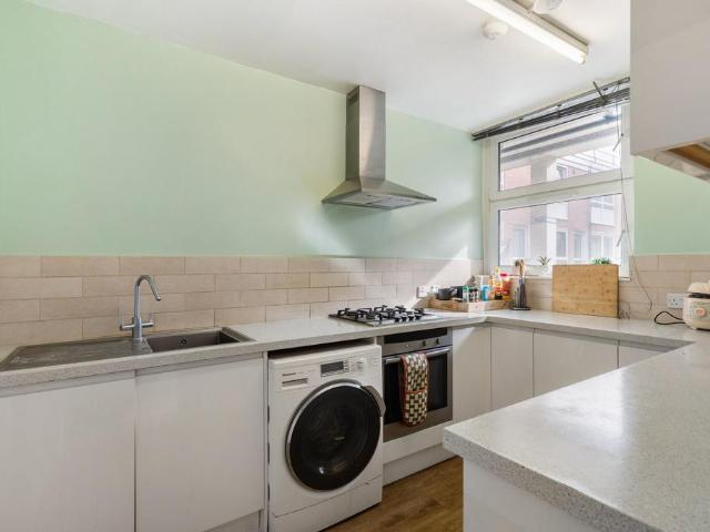 3 bedroom flat for sale