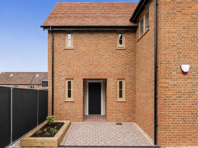 3 bedroom flat for sale