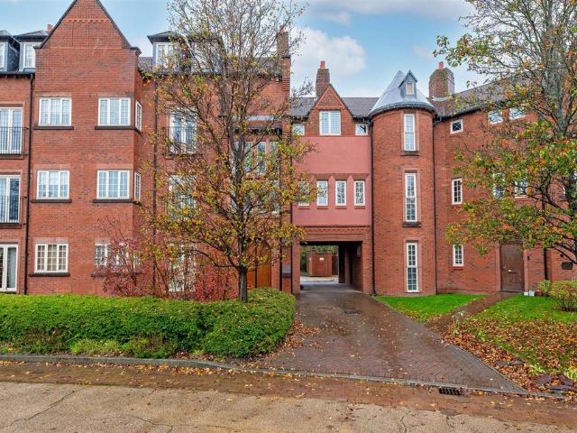 3 bedroom flat for sale