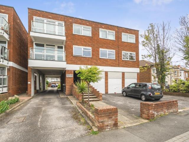 3 bedroom flat for sale