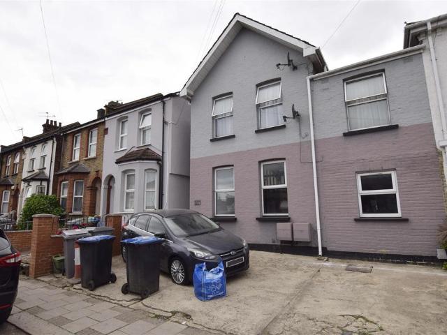 3 bedroom flat for sale