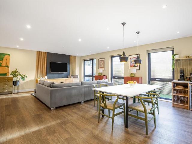 3 bedroom flat for sale