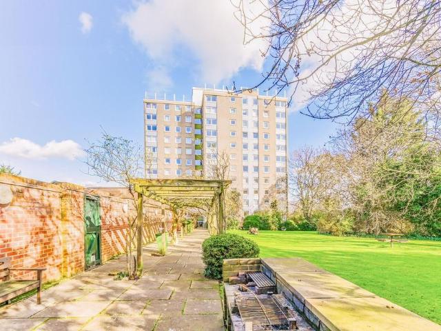 3 bedroom flat for sale