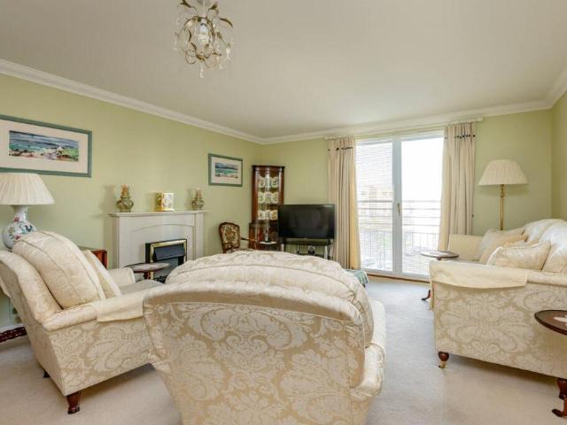 3 bedroom flat for sale