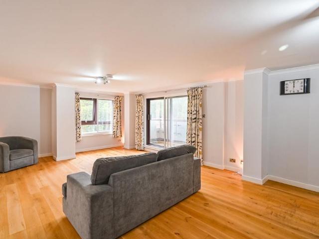 3 bedroom flat for sale