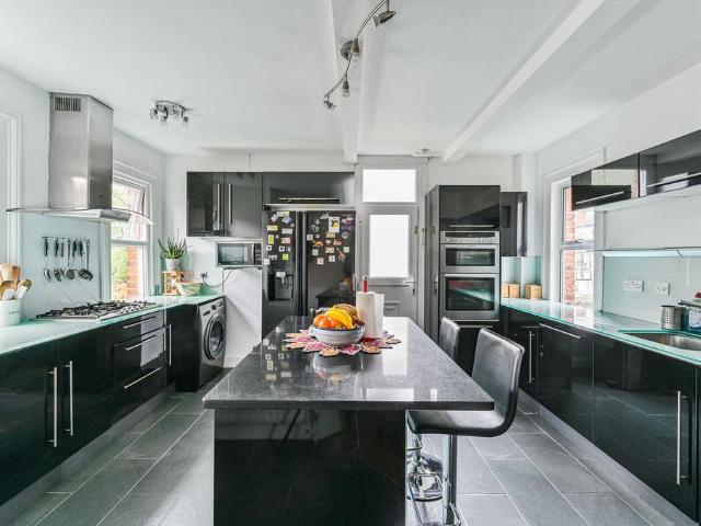 3 bedroom flat for sale