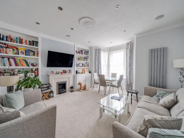 3 bedroom flat for sale