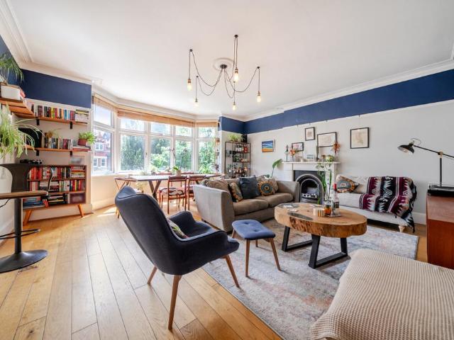 3 bedroom flat for sale