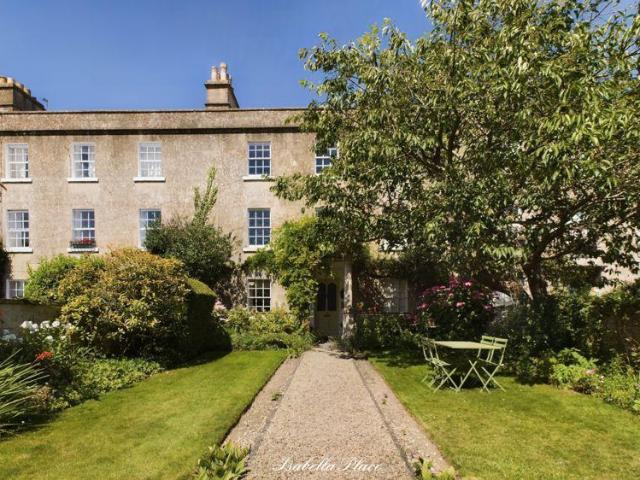 3 bedroom flat for sale