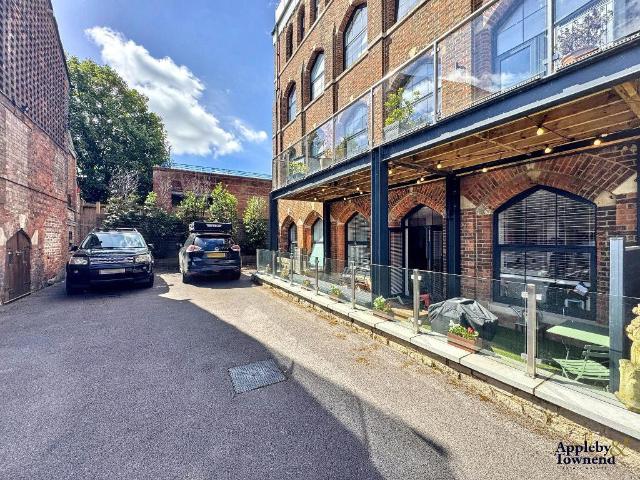 3 bedroom flat for sale