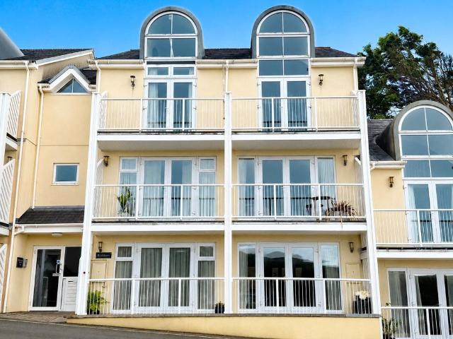 3 bedroom flat for sale