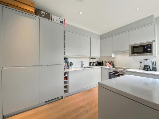 3 bedroom flat for sale