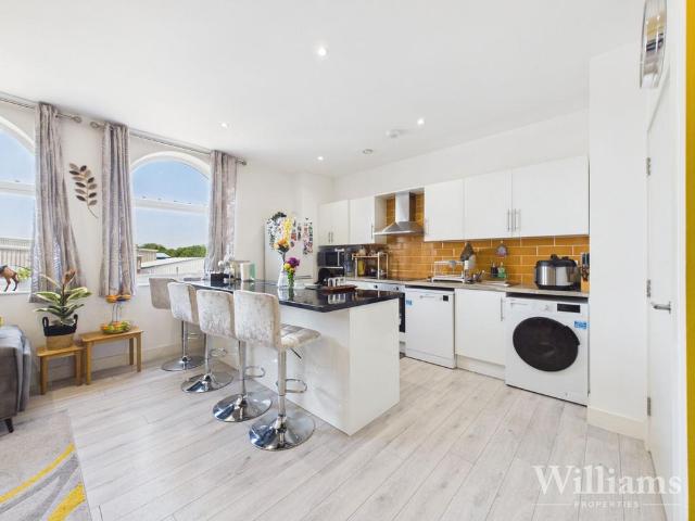 3 bedroom flat for sale