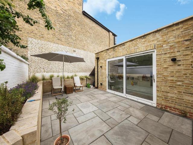 3 bedroom flat for sale