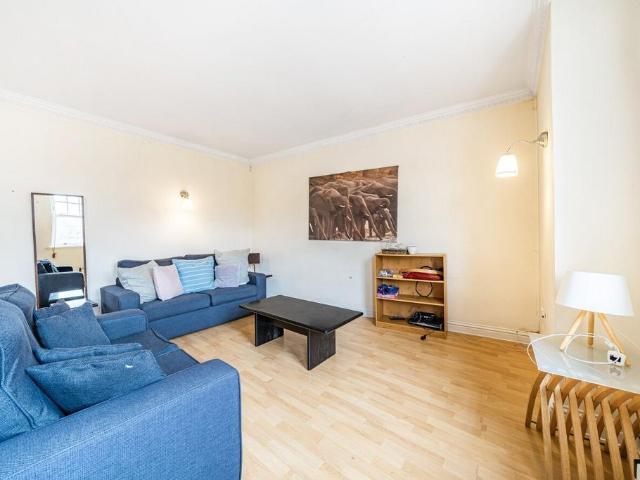 3 bedroom flat for sale