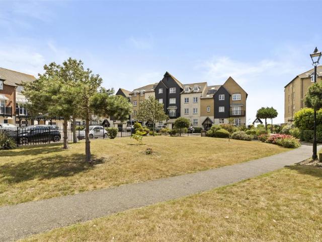 3 bedroom flat for sale