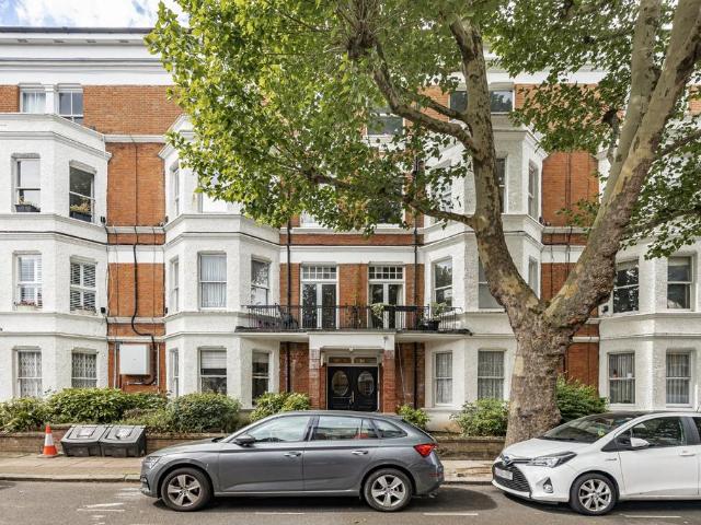 3 bedroom flat for sale