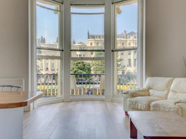 3 bedroom flat for sale