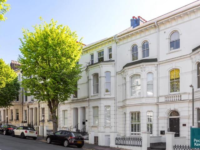 3 bedroom flat for sale