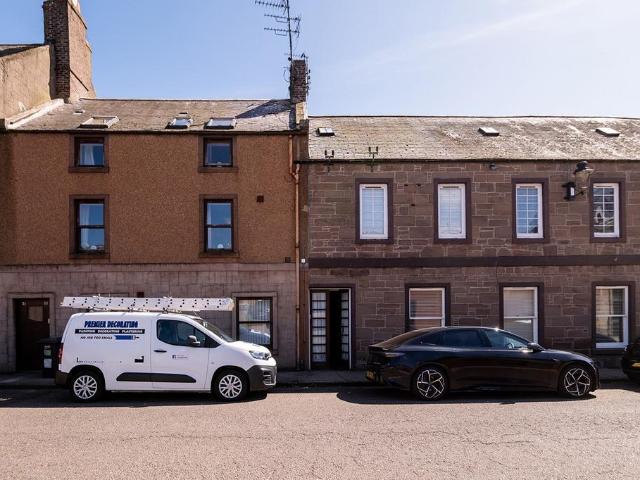 3 bedroom flat for sale