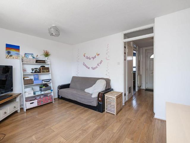 3 bedroom flat for sale
