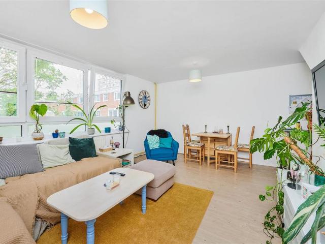 3 bedroom flat for sale