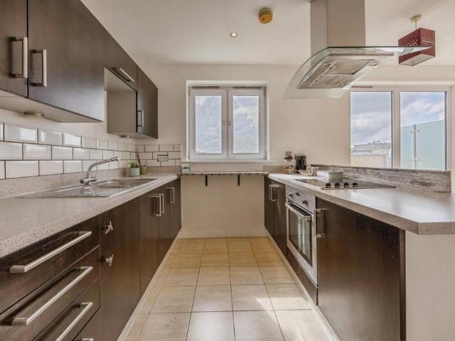 3 bedroom flat for sale