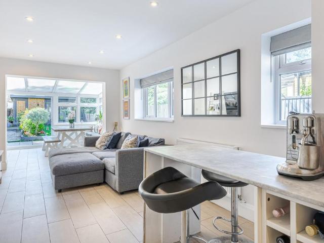3 bedroom flat for sale