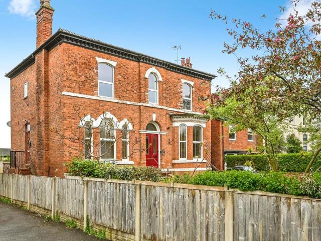 3 bedroom flat for sale