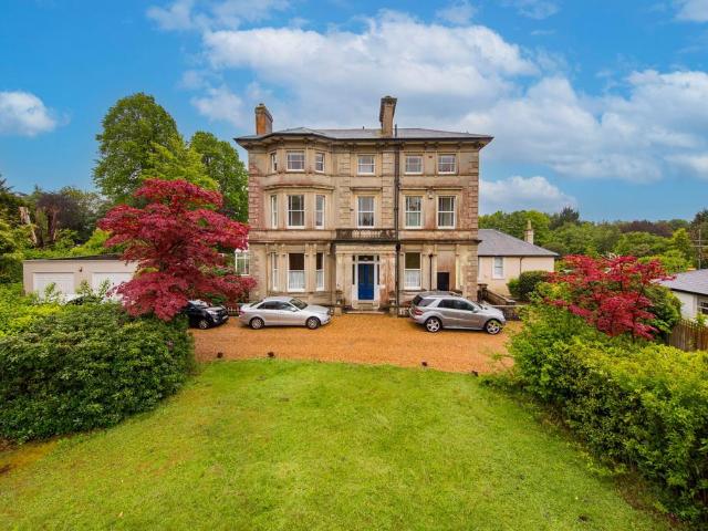 3 bedroom flat for sale