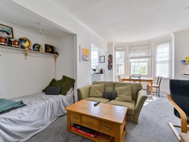 3 bedroom flat for sale