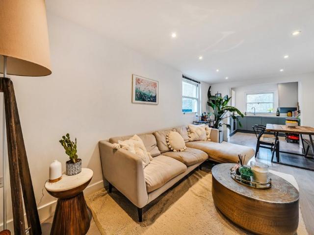 3 bedroom flat for sale