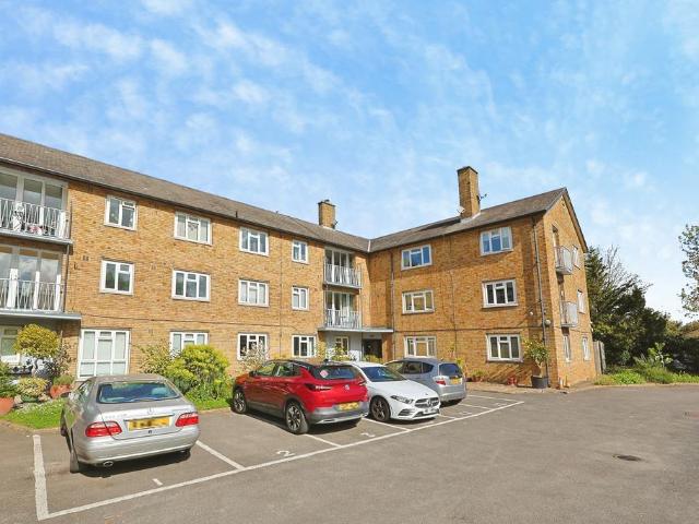 3 bedroom flat for sale