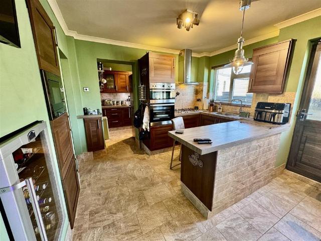 3 bedroom flat for sale
